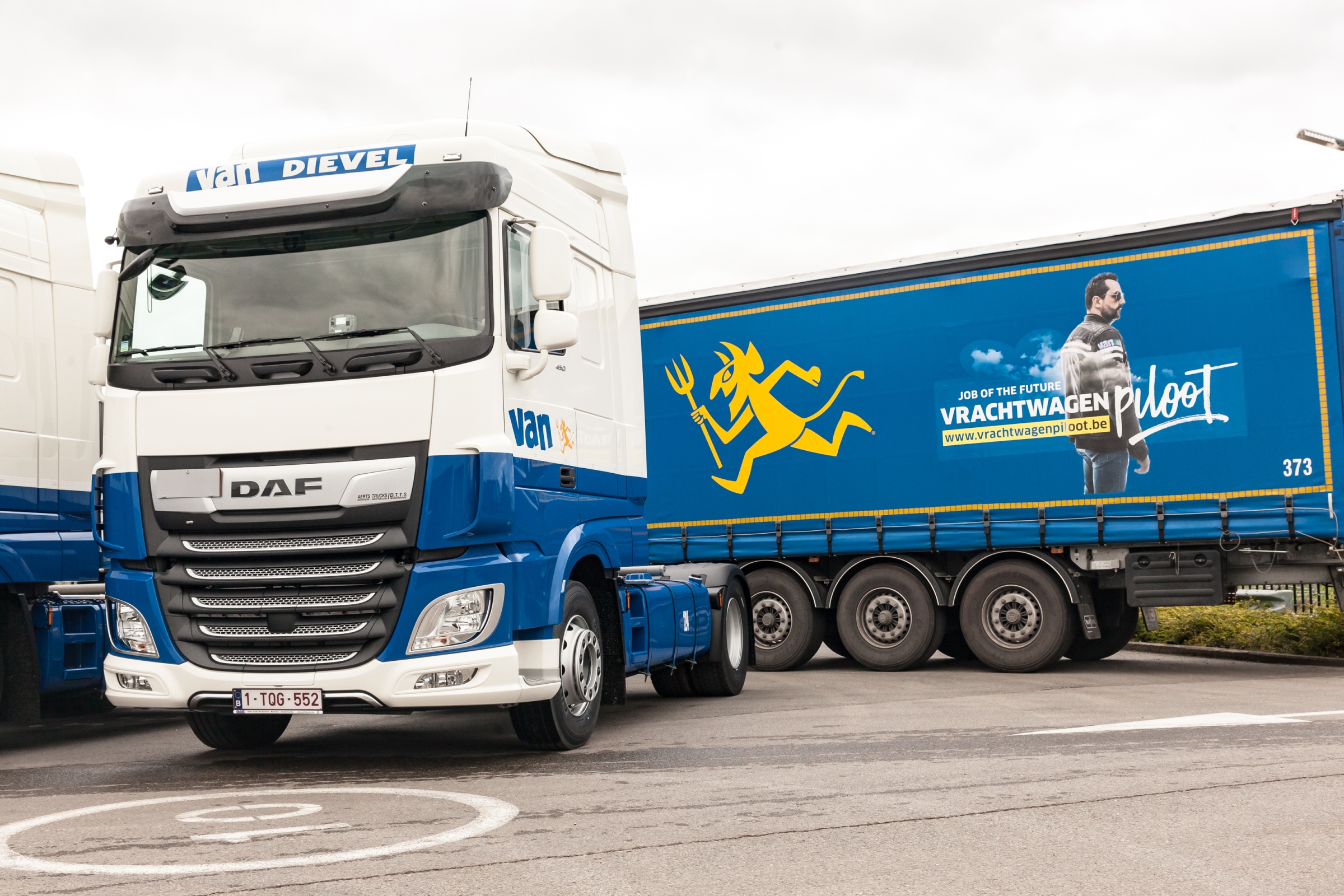 Le parc de véhicules Van Dievel Transport entièrement aux couleurs de ...