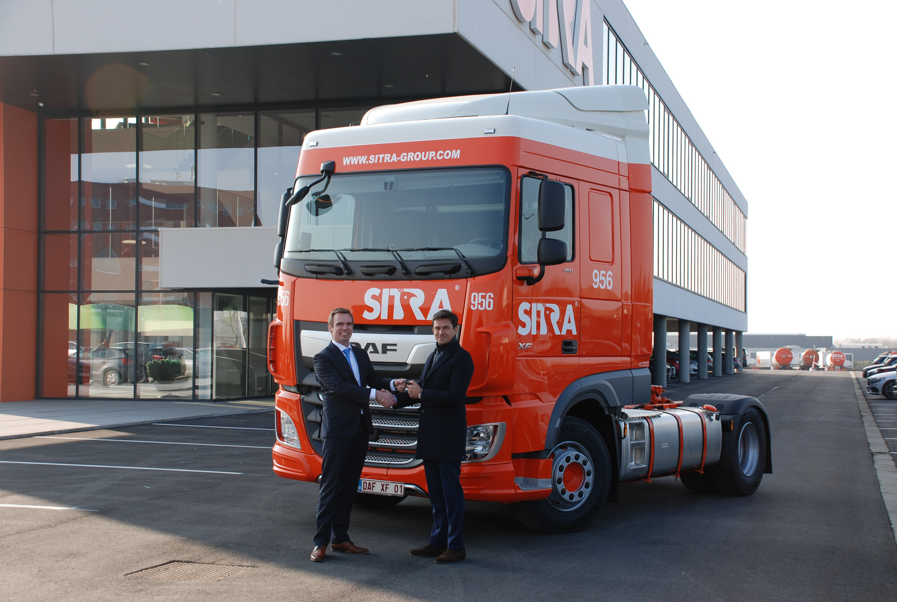 Remise des clés du premier Nouveau DAF XF à Sitra d’une commande de 100 ...